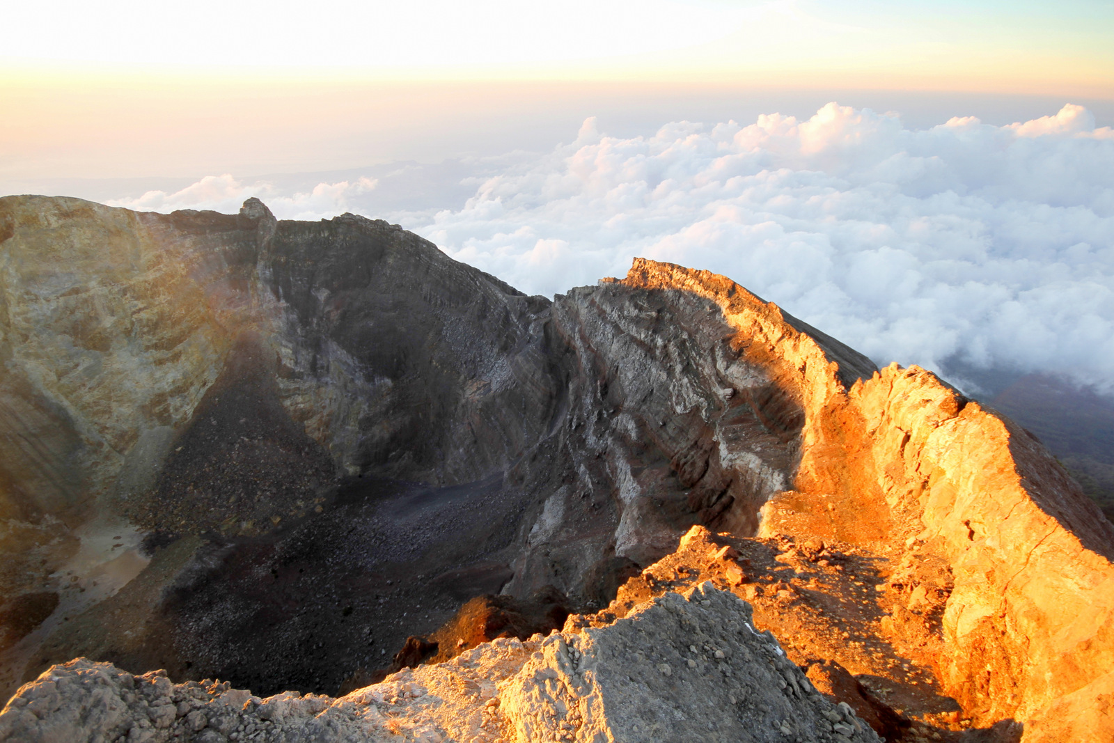 A tough hike to the Mount Agung summit in Bali | Hiking the World