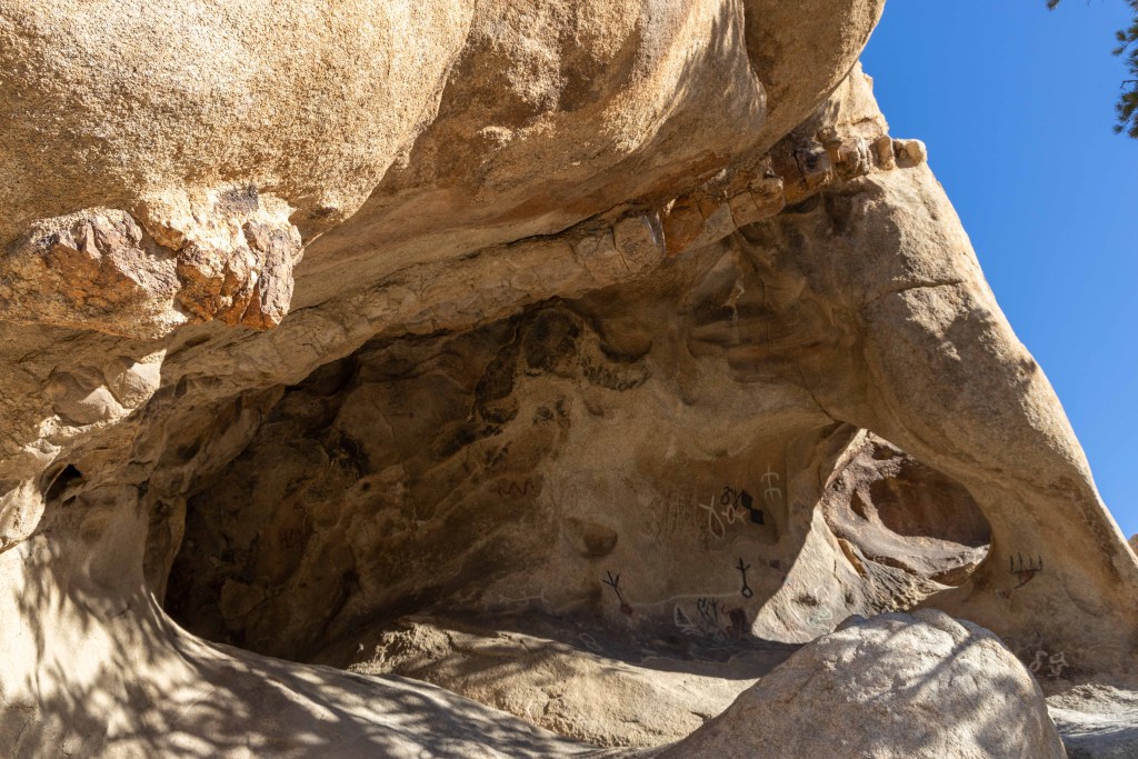 Barker Dam Petroglyph Cave (Joshua Tree) | Hiking the World