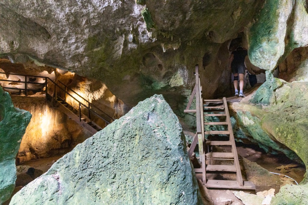 A very "squeezy" hike through the Capricorn Caves | Hiking the World