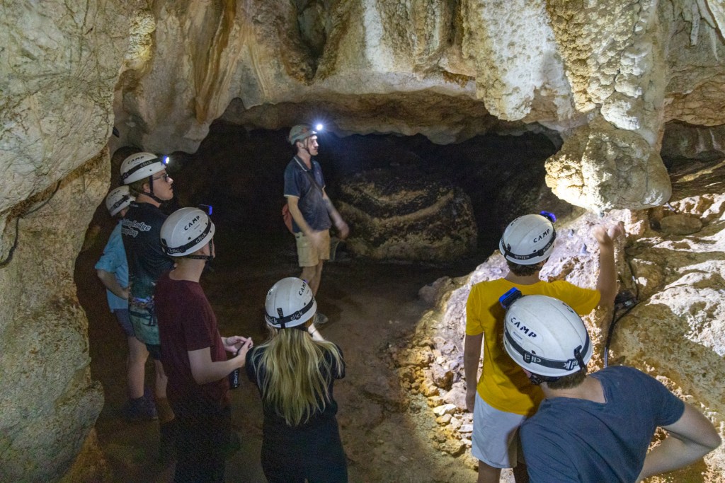 A very "squeezy" hike through the Capricorn Caves | Hiking the World