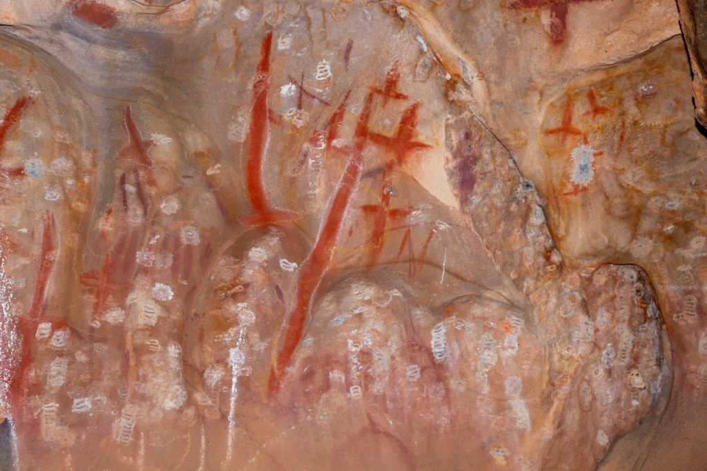 Arkaroo Rock - a remarkable Aboriginal rock art shelter | Hiking the World