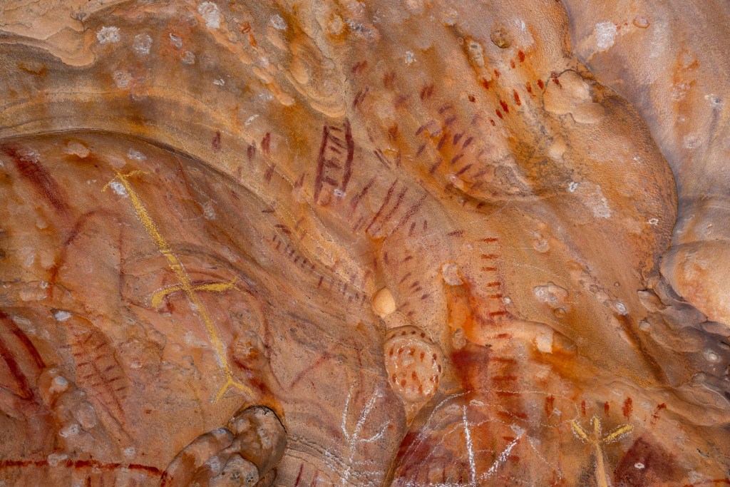 Arkaroo Rock - a remarkable Aboriginal rock art shelter | Hiking the World
