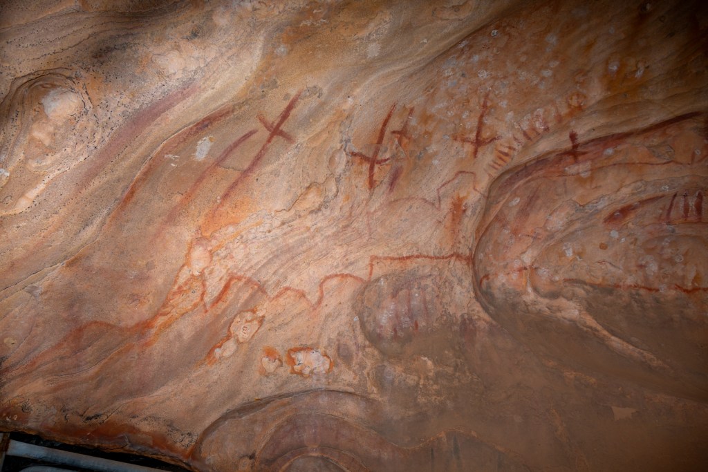 Arkaroo Rock - a remarkable Aboriginal rock art shelter | Hiking the World