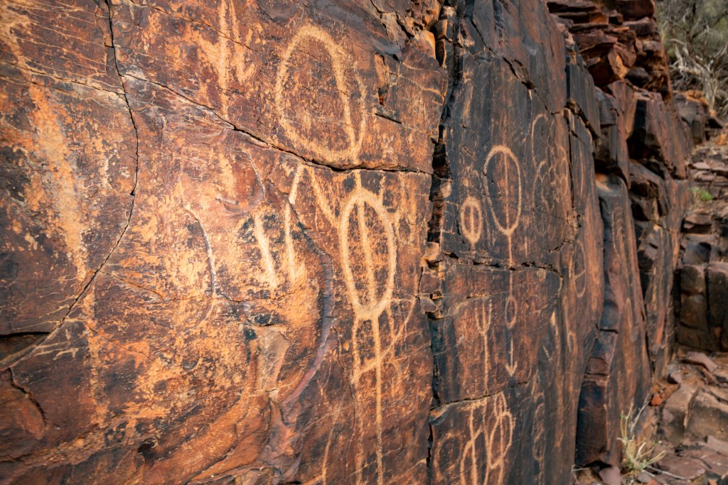 Chambers Gorge - a significant Adnyamathanha rock art site | Hiking the ...